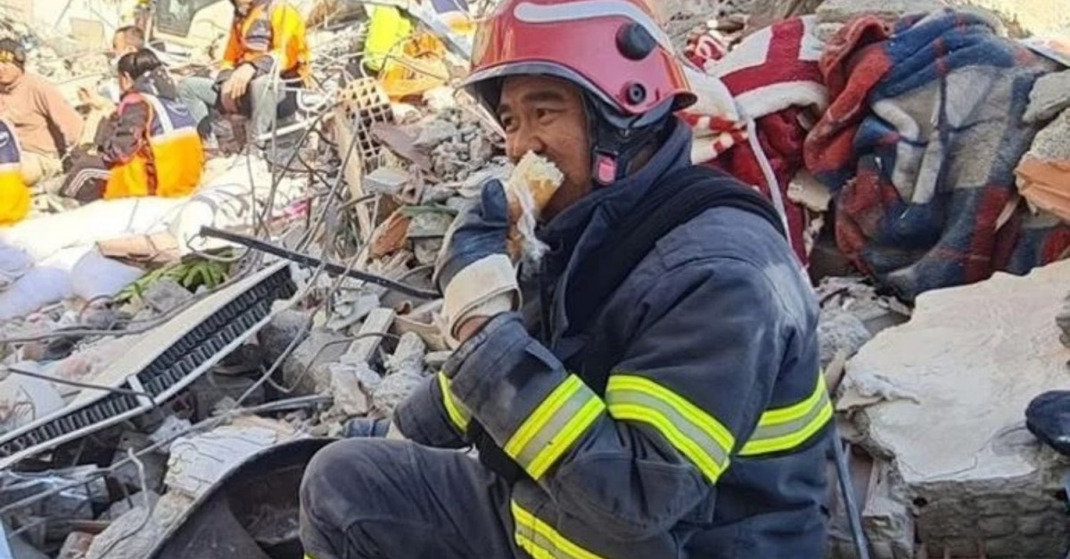 Xúc động hình ảnh các chiến sĩ lực lượng cứu hộ Công an Việt...